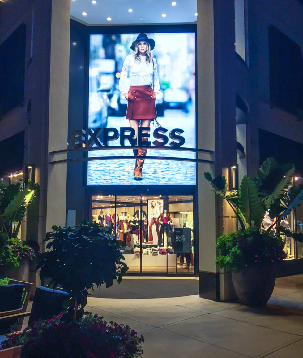 EXPRESS Retail Store Window Display - SEG Systems